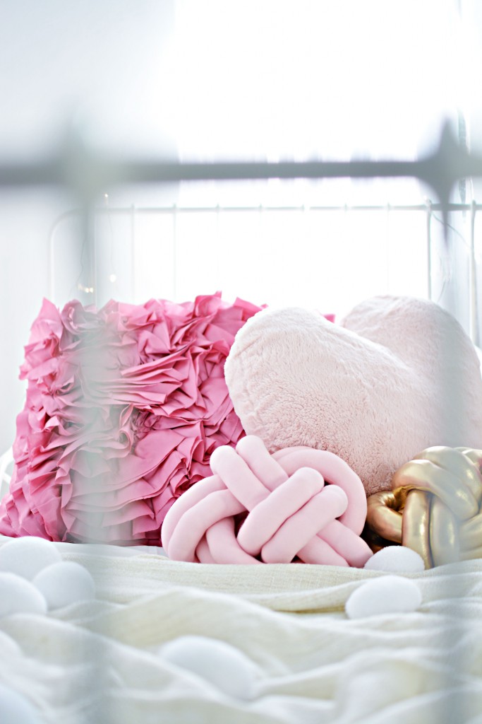 DIY Knot Pillows Tutorial » Little Inspiration